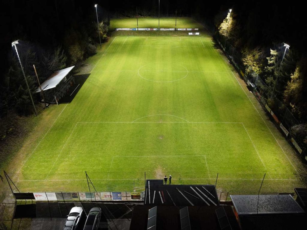 Sportplatz Flaurling SmartArena LED Flutlicht ersetzt alte ...